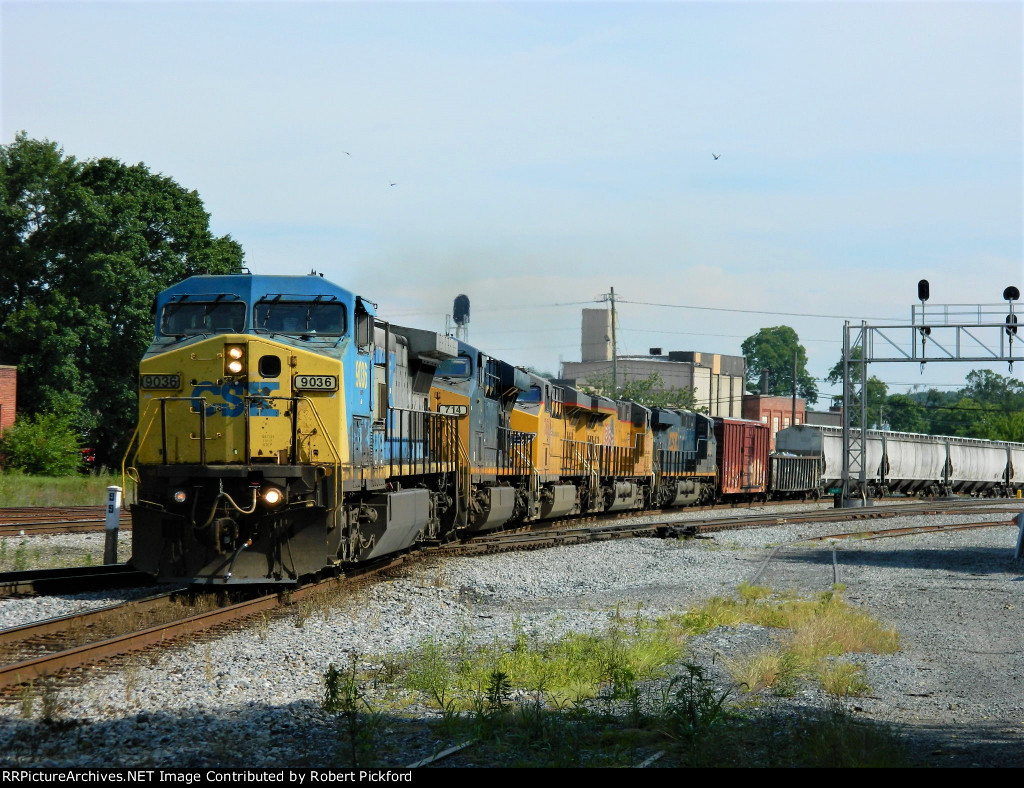 CSX 9036 (C40-9W) 714 (ES44AC-H) UP 7438 (AC45CCTE) UP 8153 (ES44AC-H) CSX 3033 (ES44AC-H)